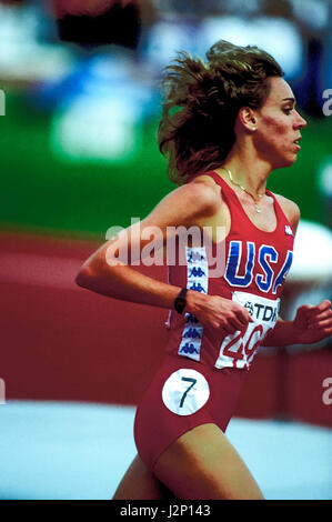 Mary Decker competing in the 3000m at the 1983 World Track and Field ...