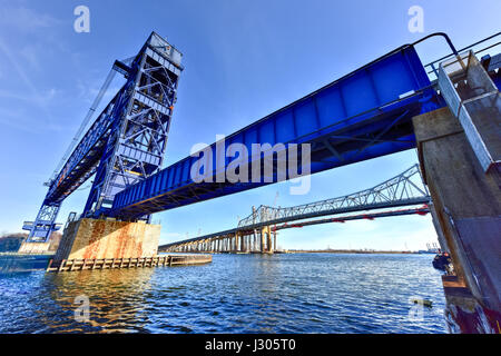 Goethals Bridge and Arthur Kill Vertical Lift Bridge. The Goethals ...