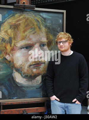 Ed Sheeran with portrait by Belfast-based artist Colin Davidson (left ...