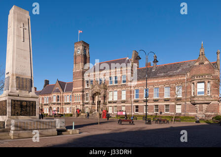 St. Helens Victoria Square and Cenotaph and town hall Stock Photo - Alamy