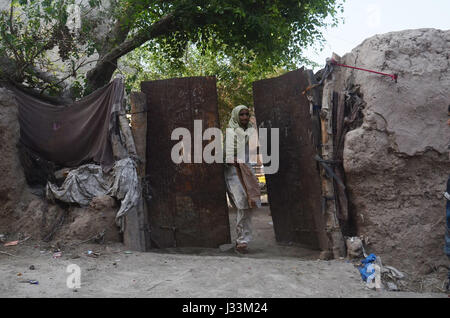 Lahore, Pakistan. 02nd May, 2017. Pakistani people busy in their ...