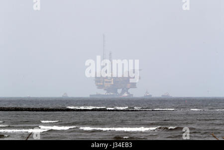 The Shell Brent Delta platform is brought to Able UK shipyard in ...