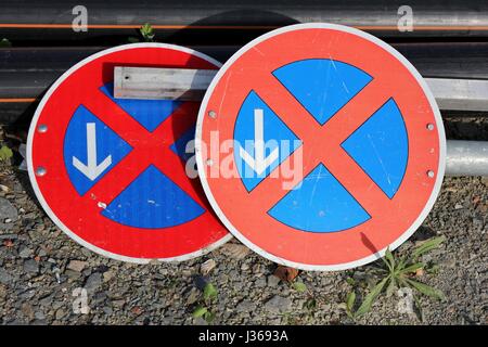 German road sign: no stopping Stock Photo - Alamy