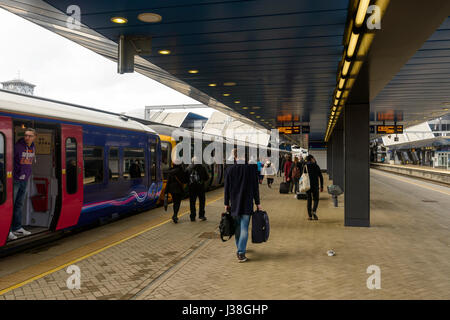 Reading Railway Station, Transport Hub, Rail Air, Reading to Heathrow ...
