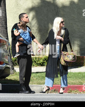 Ashlee Simpson and Evan Ross cross Ventura Boulevard with their ...