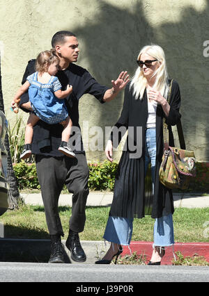 Ashlee Simpson and Evan Ross cross Ventura Boulevard with their ...