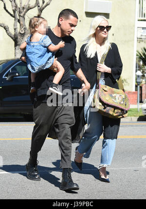 Ashlee Simpson and Evan Ross cross Ventura Boulevard with their ...