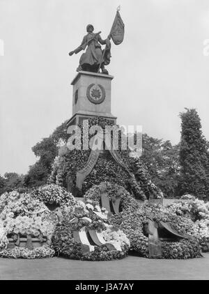 Soviet memorial in Dresden, memorial to the Red Army on Olbrichtplatz ...