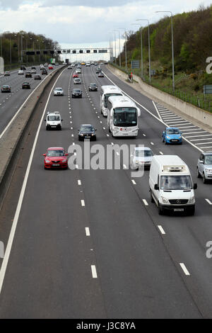 Brentwood M25 motorway junction 28 slip road heavy lorries stuck in ...