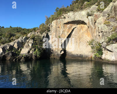 Mine Bay Maori rock carving of Ngatoroirangi Stock Photo - Alamy