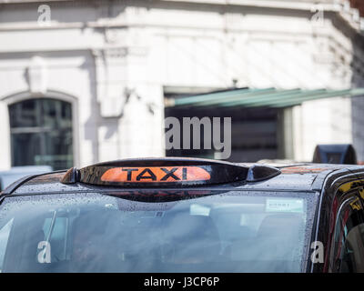 Mercedes Vito London Taxi Black Cab - Signs on a Mercedes Vito Taxi in ...
