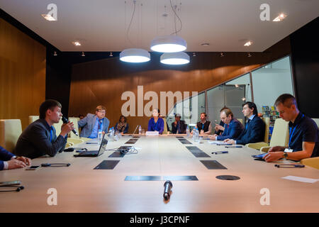 People at round table session Stock Photo - Alamy