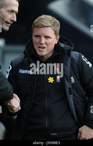 Eddie Howe manager of Newcastle United shakes hands with Unai Emery ...