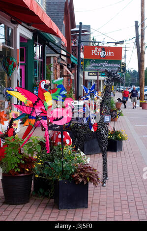 Shoppers &shoppers in North Conway New Hampshire, Usa Stock Photo - Alamy