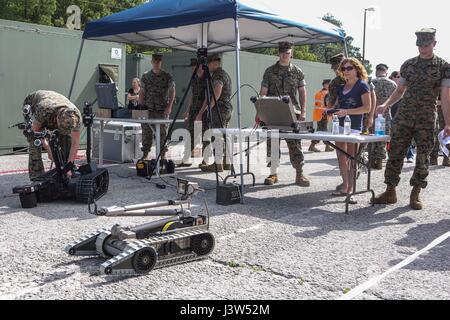 Marines with 2nd Maintenance Battalion, Combat Logistics Regiment 25 ...