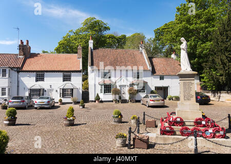 Boroughbridge, Hall Square with war memorial and white painted ...