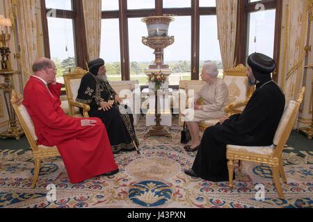 Queen Elizabeth II meets Pope Francis Stock Photo - Alamy