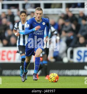 Jamie Vardy of Leicester City and James Justin of Leicester City shake ...