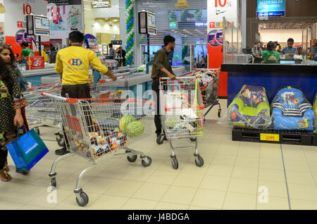 Hyperstar Supermarket, Emporium Mall, Lahore, Pakistan Stock Photo - Alamy