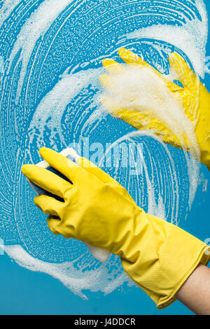 Man washes glass with sponge Stock Photo - Alamy