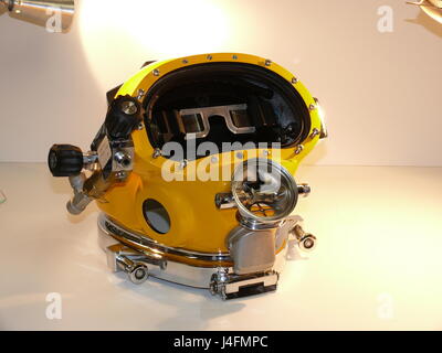 Prototype of the Divers Augmented Vision Display (DVAD) positioned ...