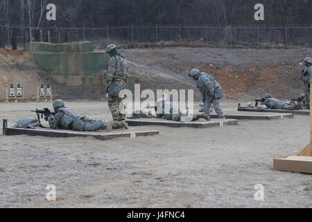 Soldiers of the 210th Field Artillery Brigade, 2nd Infantry Division ...