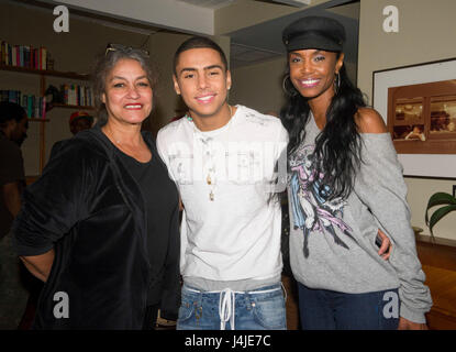 Quincy Brown (r) and mother Kim Porter (l) on set of Quincy Brown Stay ...
