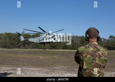 Royal Marines fast roping from a British Royal Navy Merlin HC3 ...