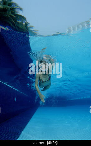 Swimming pool, underwater recording, woman, young, skin-dive under ...