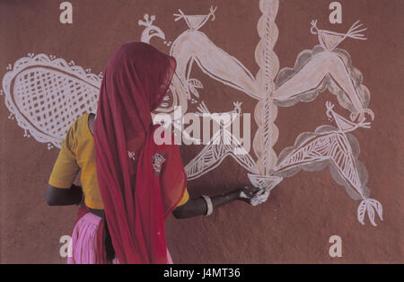 India, Rajasthan, mucky construction, facade, woman, painting, back ...