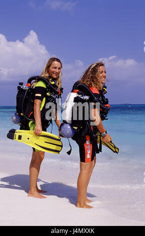 Two female rebreather diver Kuredu Malediven Maldives Islands Stock ...