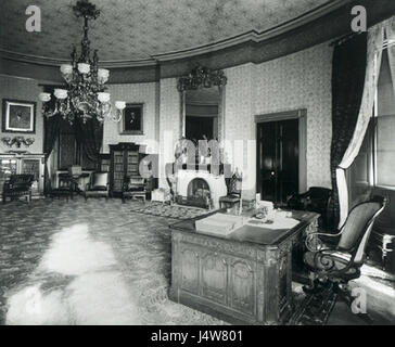 White House Rooms: Oval Office, Presidentu2019s desk. View of President ...