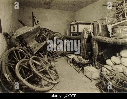 Photographs of King Tutankhamun's tomb offer a rare glimpse into the ...