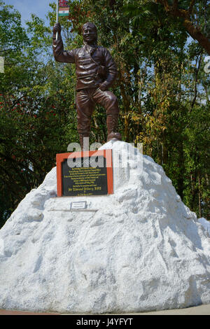 Statue of Sherpa Tenzing Norgay with Everest Range in background Stock ...