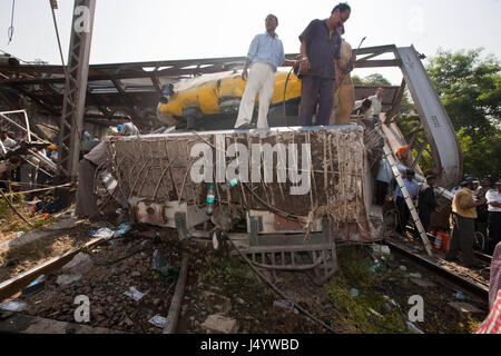 Water pipeline collapsed over moving local train, thane, maharashtra ...