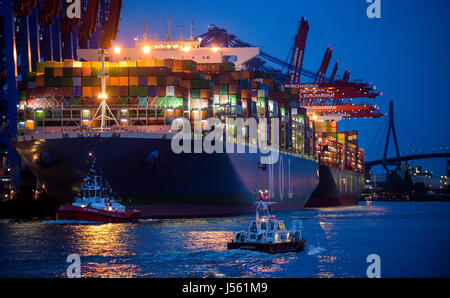 Hamburg, Germany. 15th May, 2017. The container ship MOL Triumph docks ...