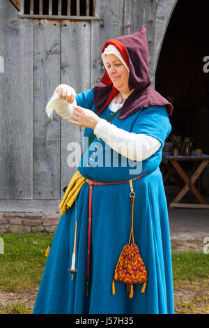 historical re-enactment, medieval woman spinning wool women in history ...