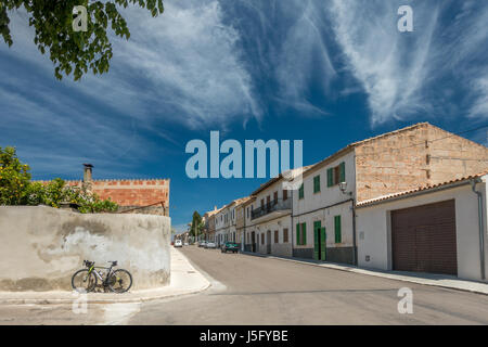 Pretty Bike resting against a wall Stock Photo - Alamy