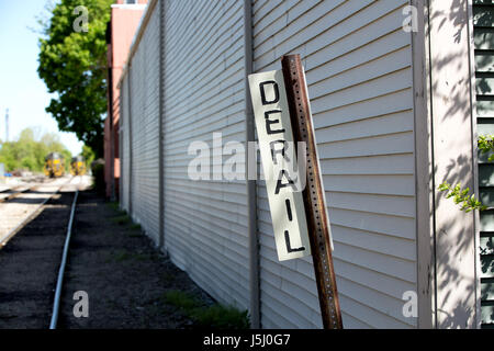 Derail sign next to train tracks Stock Photo - Alamy