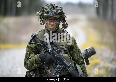 An Estonian Defense Forces soldier from Company C, Single Scouts ...