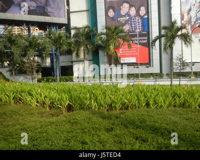 02828 Forum Robinsons Cybergate Malls EDSA Boni Pioneer Street ...