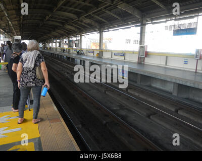 The Guadalupe Makati Mandaluyong Bridge connects the cities of Makati ...