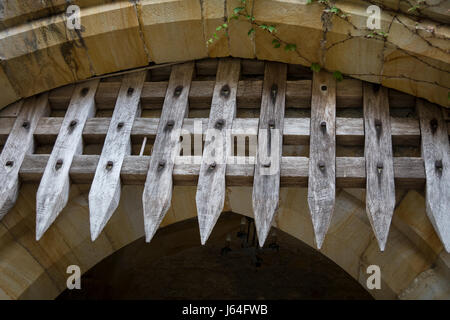 Portcullis entrance gate to medieval castle Stock Photo - Alamy