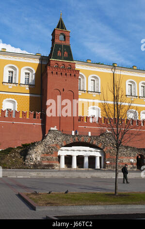 The Middle Arsenal Tower (1495) of the Kremlin in Moscow, Russia Stock ...