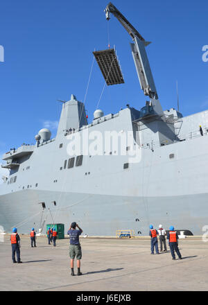 Line handlers prepare the gangway for USS Louisville (SSN 724) crew ...