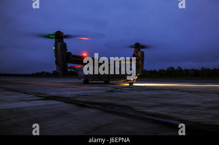A CV-22 Osprey landed on the Landing Helicopter Deck at Duke Field, for ...