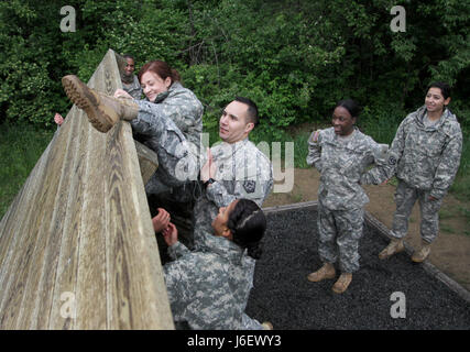 Soldiers of the 213th Personnel Company, 213th Regional Support Group ...