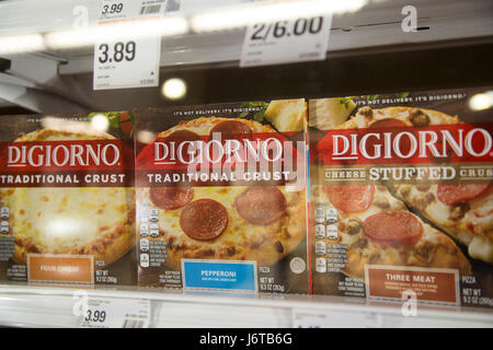 Shelves with frozen pizzas in the freezer case of a grocery store Stock ...