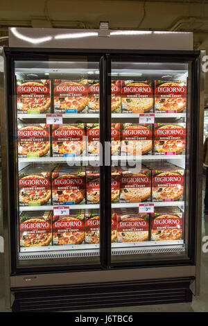 Shelves with frozen pizzas in the freezer case of a grocery store Stock ...