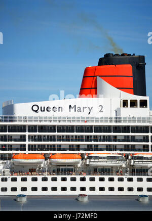 Funnel of the Queen Mary 2 Stock Photo - Alamy